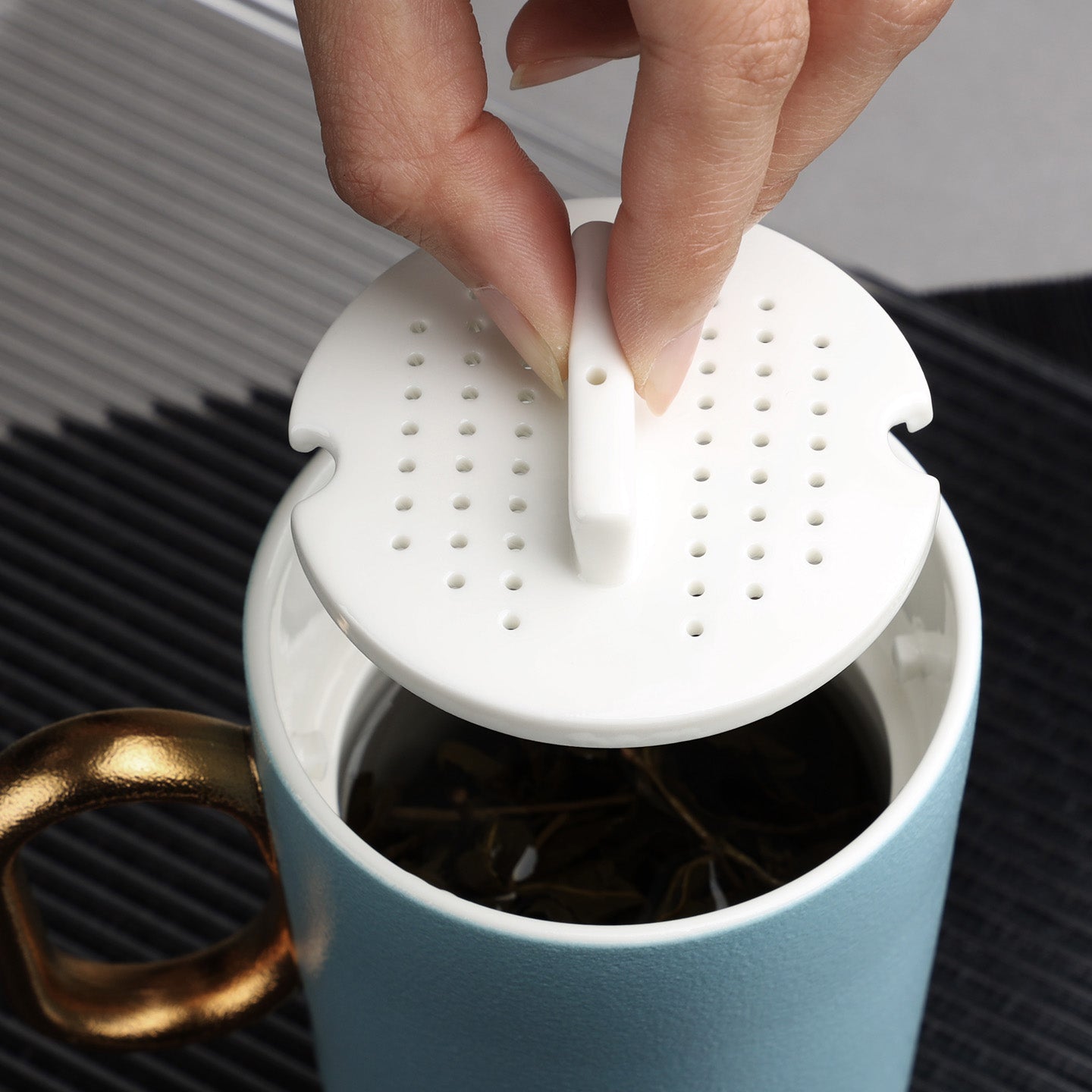 Designer Ceramic Tea Cup with Filter - Golden Circle Filter Cup – EILONG®