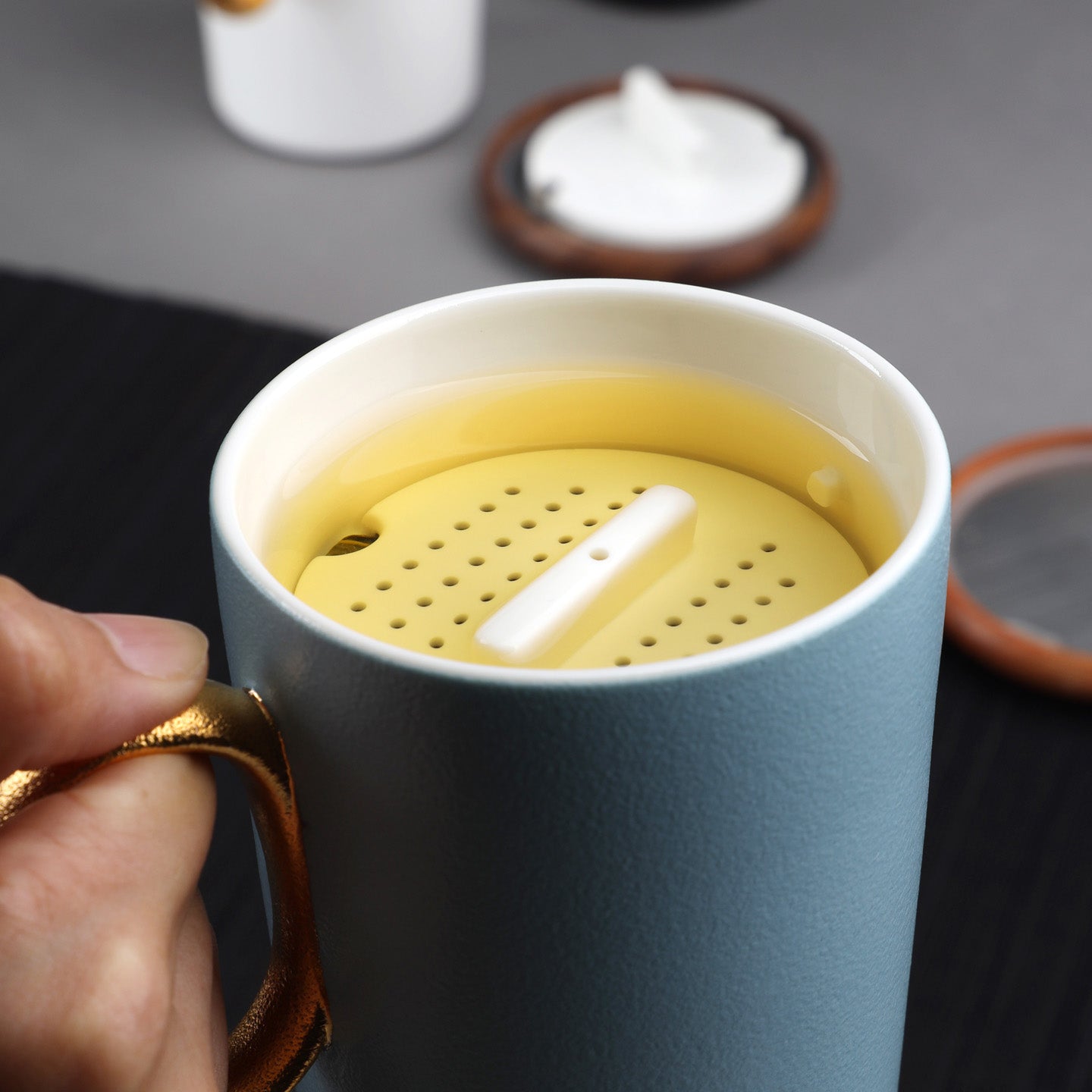 Designer Ceramic Tea Cup with Filter - Golden Circle Filter Cup – EILONG®
